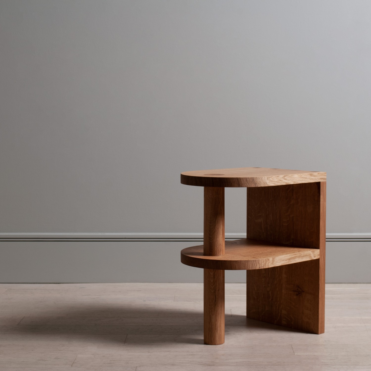 Curved Oak Pillar Table. OCPF1 | SUM Furniture